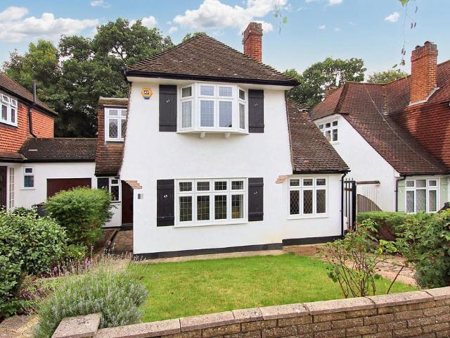 4 bedroom link detached house for sale