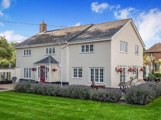4 bedroom detached house for sale
