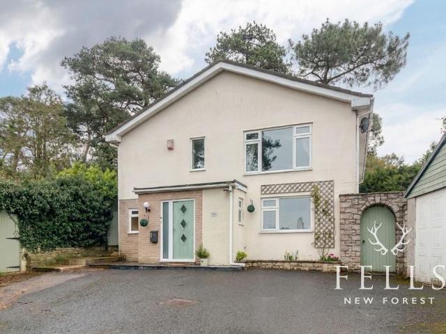 4 bedroom detached house for sale
