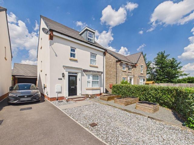 4 bedroom detached house for sale