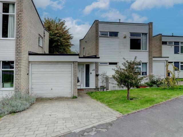 4 bedroom link detached house for sale