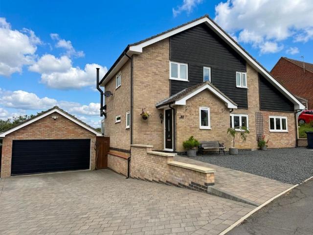 4 bedroom detached house for sale