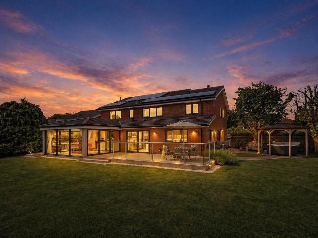 4 bedroom detached house for sale