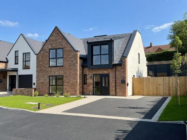 4 bedroom detached house for sale