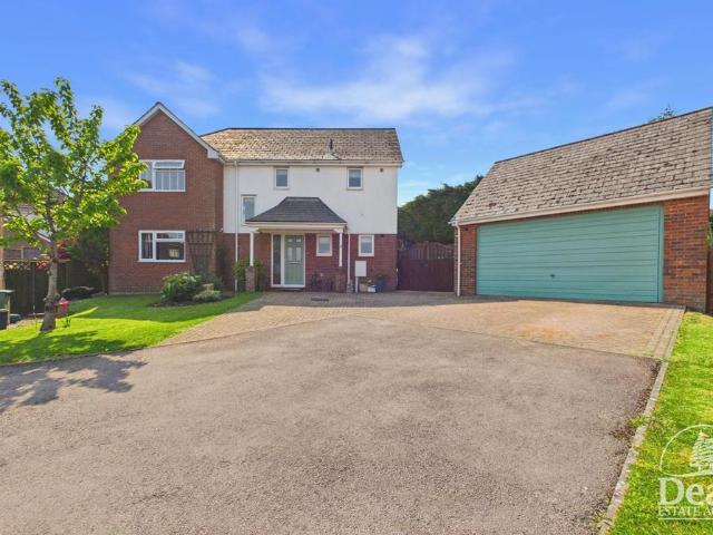 4 bedroom detached house for sale