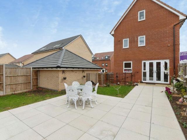 4 bedroom detached house for sale