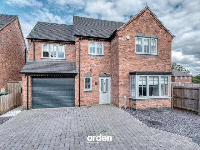4 bedroom detached house for sale