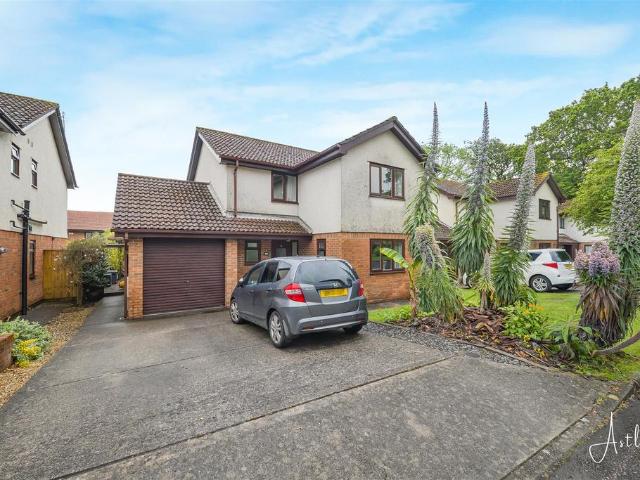 4 bedroom detached house for sale