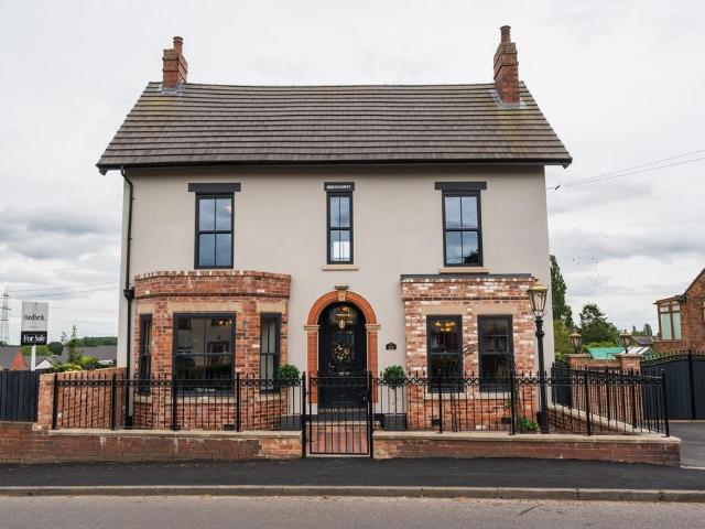 4 bedroom detached house for sale