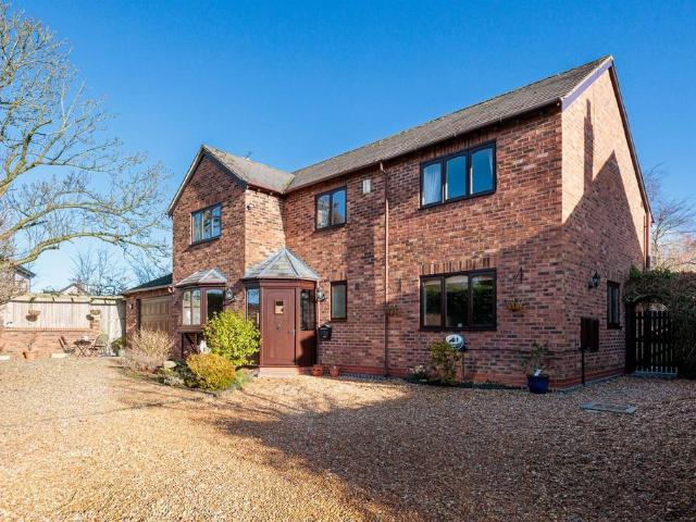 4 bedroom detached house for sale