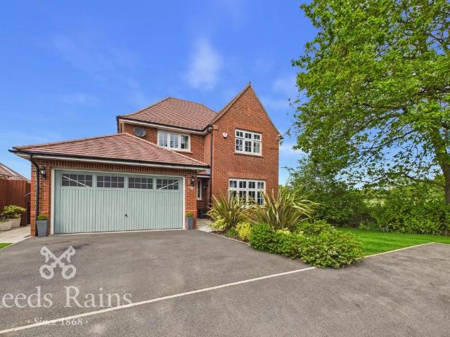 4 bedroom detached house for sale