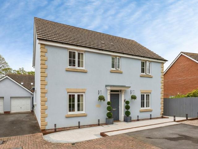 4 bedroom detached house for sale