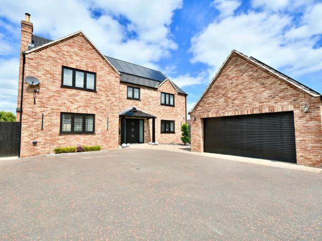 4 bedroom detached house for sale