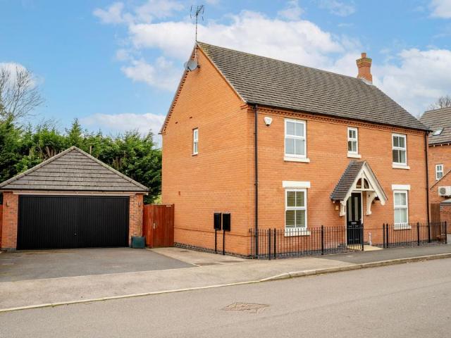 4 bedroom detached house for sale