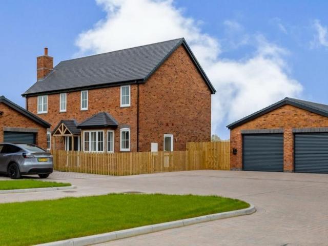 4 bedroom detached house for sale