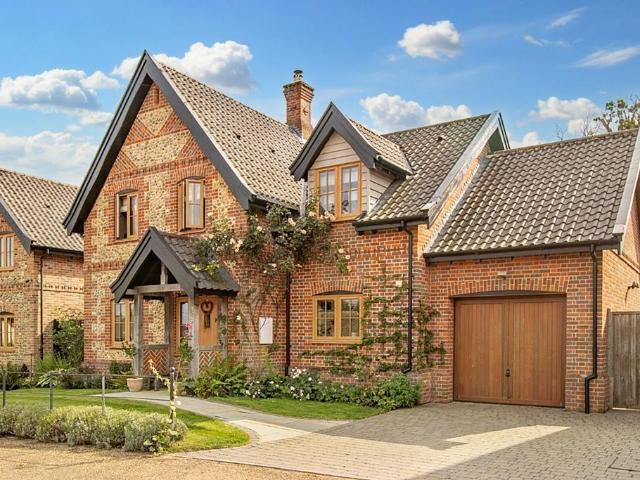 4 bedroom detached house for sale