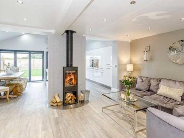 4 bedroom detached house for sale in 40 Woodhouse Lane East Ardsley WF3 2LE WF3