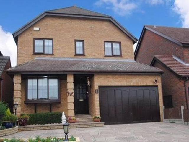 4 bedroom detached house for sale in 4 Double Bedroom 2 Bathroom Family Home South Of The London R