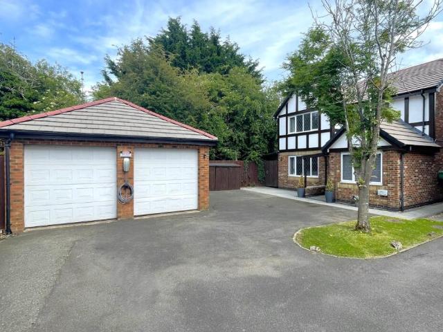 4 bedroom detached house for sale in Cottesbrooke Gardens, East Hunsbury, Northampton, NN4