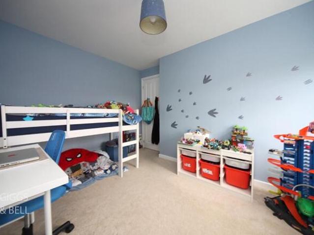 4 bedroom detached house for sale in Cassidy Close, Luton, Bedfordshire, LU2 7FW, LU2