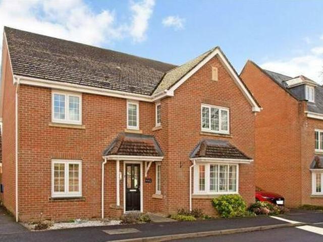 4 bedroom detached house for sale in Chaffinch Road Four Marks Alton Hampshire GU34