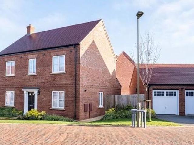 4 bedroom detached house for sale in Cherry fieldsBanbury OX16