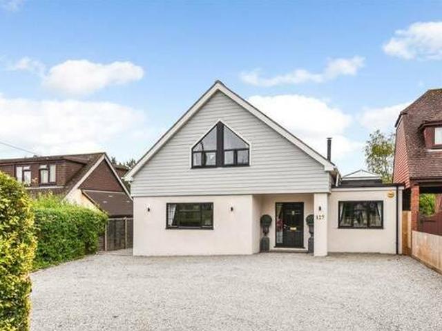 4 bedroom detached house for sale in Clanfield Hampshire PO8