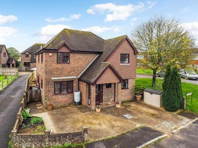 4 Bedroom Detached House For Sale In Clanfield, Waterlooville