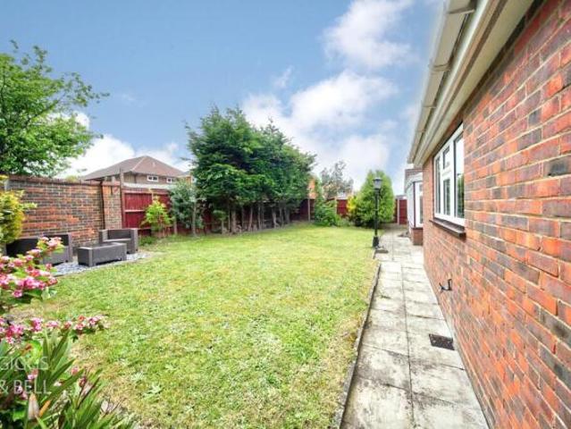 4 bedroom detached house for sale in Clinton Avenue, Luton LU27LT, LU2