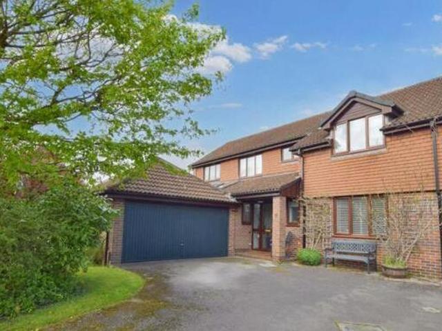 4 Bedroom Detached House For Sale In Close To Morley Road, Oakwood