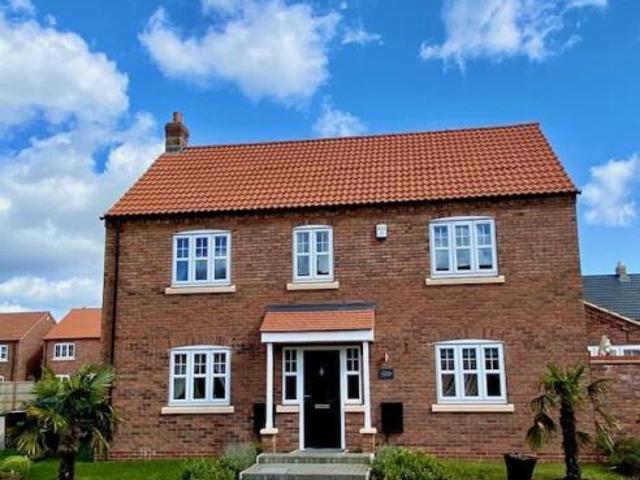 4 bedroom detached house for sale in Crane Road, Kingswood, Hull, HU7