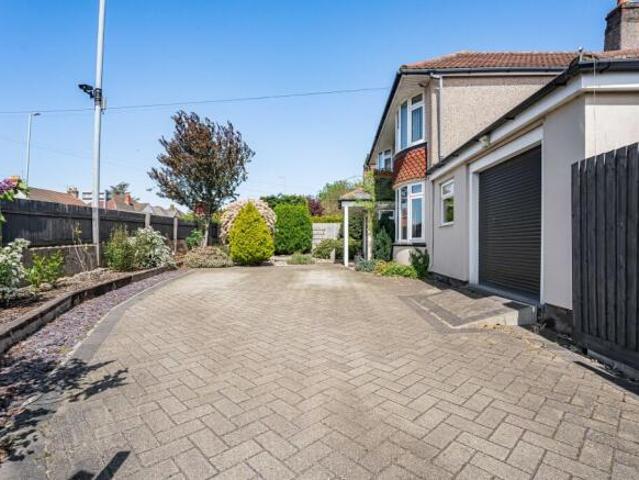 4 bedroom detached house for sale in Cricklade Road, Swindon, SN2