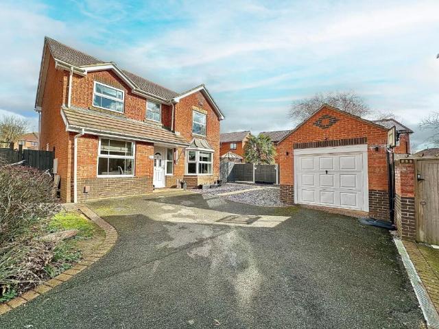 4 bedroom detached house for sale in Crofters Close, East Hunsbury, Northampton NN4