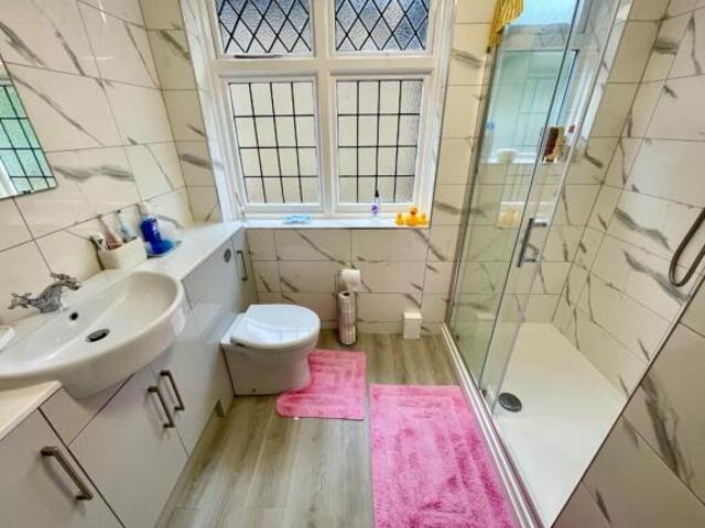 4 bedroom detached house for sale in Cutenhoe Road, Luton, Bedfordshire, LU1 3NG, LU1