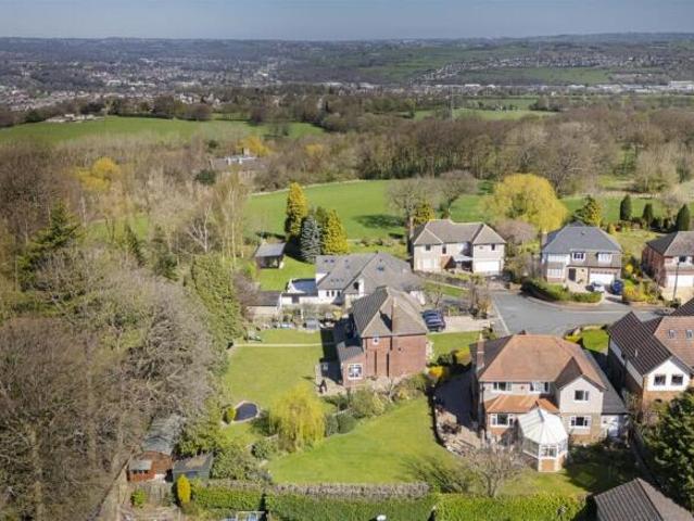 4 bedroom detached house for sale in Cumberland Avenue, Fixby, Huddersfield, HD2