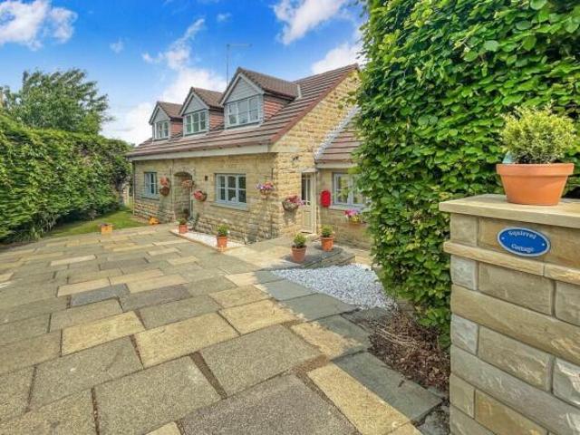 4 bedroom detached house for sale in Albany Drive, Huddersfield, West Yorkshire, HD5