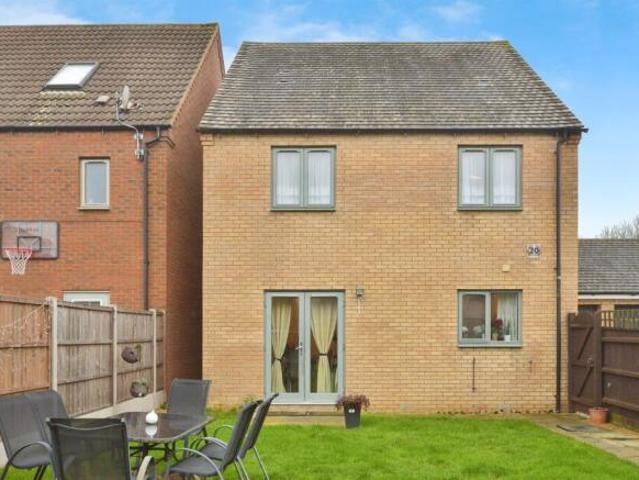 4 bedroom detached house for sale in Aran Court, Oakridge Park, Milton Keynes, MK14