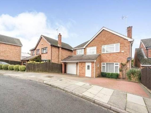 4 bedroom detached house for sale in Ardley Close Dunstable LU6