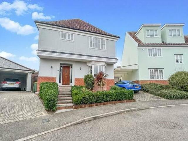 4 bedroom detached house for sale in Ashingdon Heights Rochford SS4
