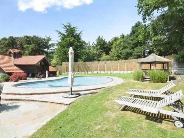 4 bedroom detached house for sale in Ashwells Road, Pilgrims Hatch, Brentwood, CM15