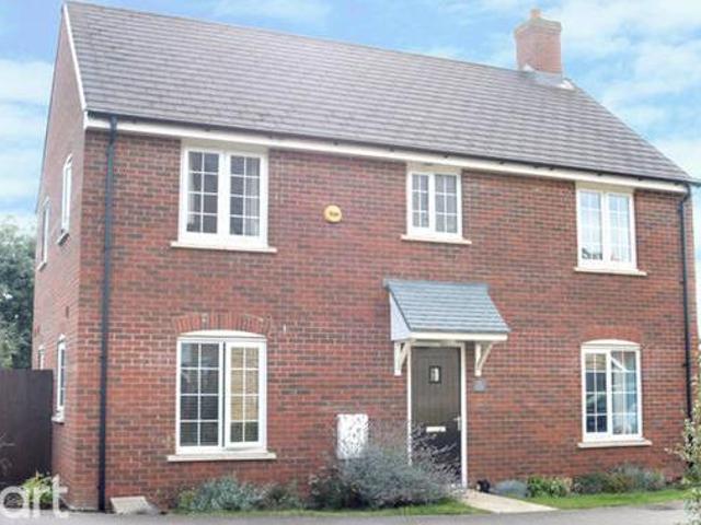 4 bedroom detached house for sale in Avocet Road Bedford MK42