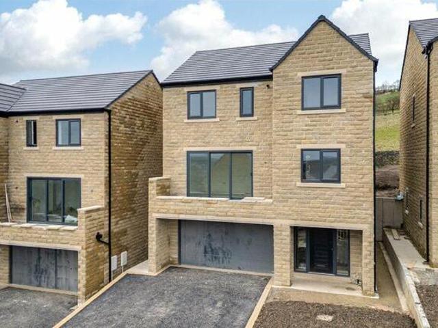 4 Bedroom Detached House For Sale In Baildon, West Yorkshire