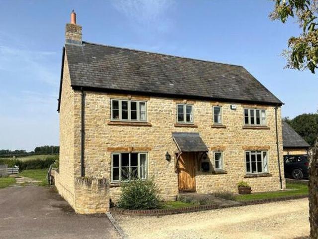 4 Bedroom Detached House For Sale In Banbury, Oxfordshire