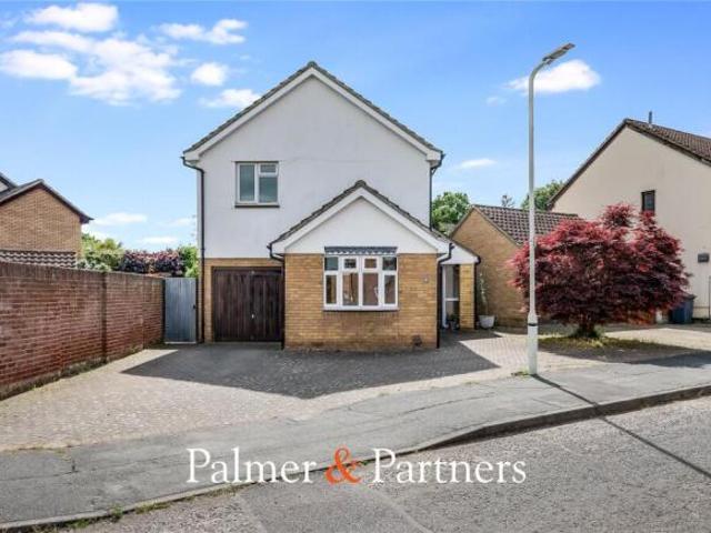 4 bedroom detached house for sale in Barlows Reach, Chelmer Village, Chelmsford, Essex, CM2