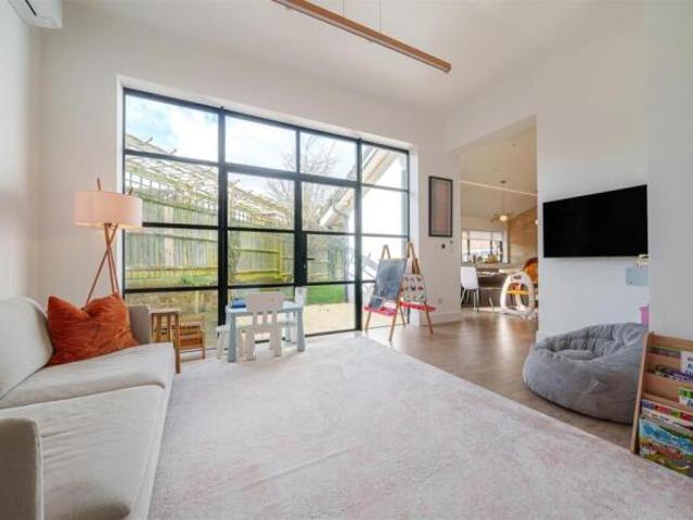 4 bedroom detached house for sale in Barnet Lane, Totteridge, N20