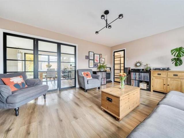4 bedroom detached house for sale in Barnstaple Road, Bedford, MK40