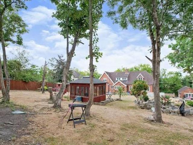 4 bedroom detached house for sale in Beacon Hill PurfleetOnThames RM19