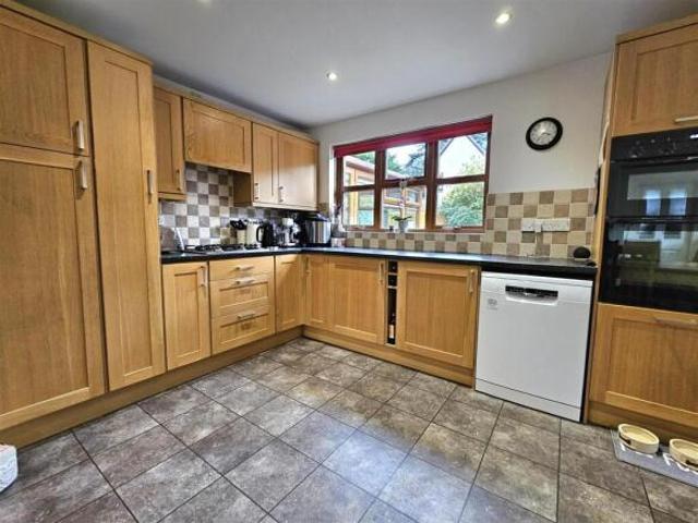 4 bedroom detached house for sale in Berkeley Close, Hucclecote, Gloucester, GL3