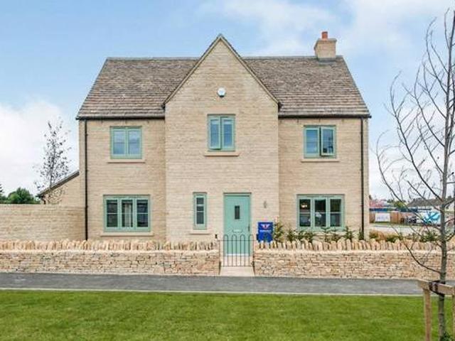 4 bedroom detached house for sale in Berkeley Close South Cerney Cirencester GL7