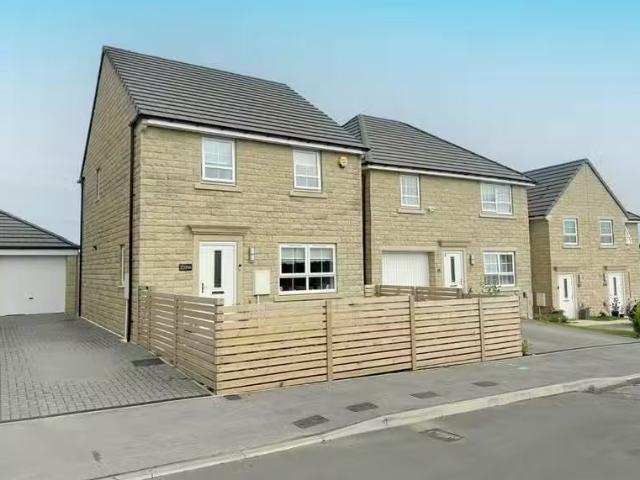 4 bedroom detached house for sale in Billets Avenue, Bradford.